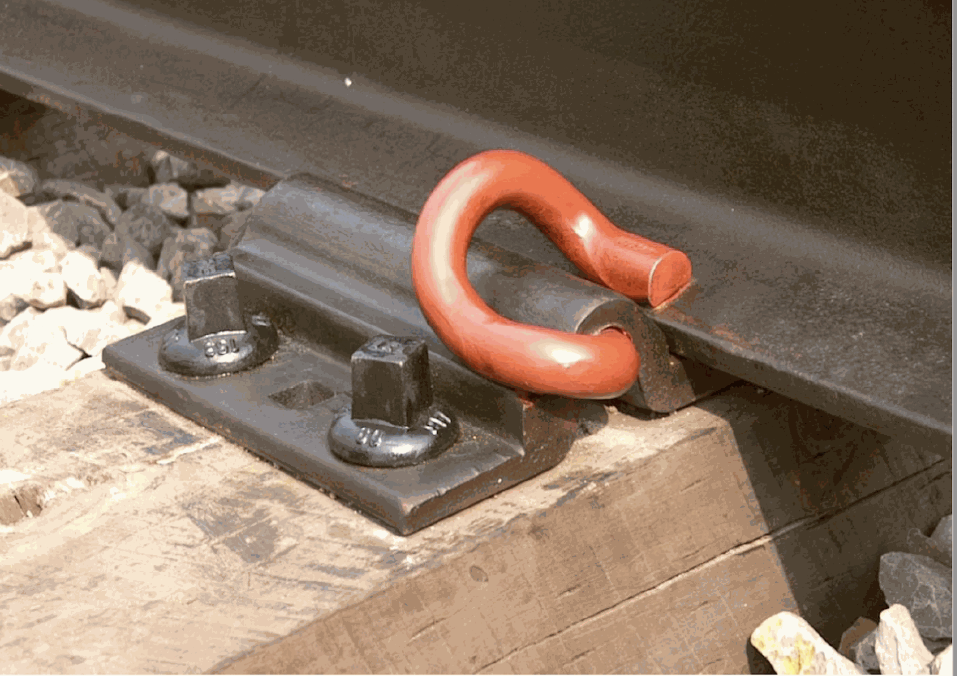 Fijación eClip Pandrol para durmiente de madera